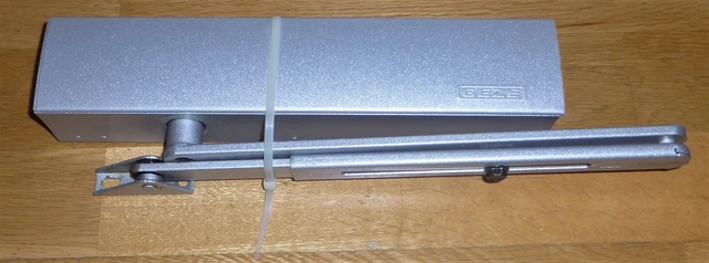 GEZE T8 4000 / Gestängetürschließer für einflügelige Türen bis 1400 mm Flügelbr. EUR 75,00 ...