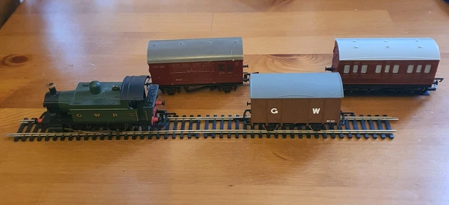 HORNBY 040 GWR Tank Engine with 3 rolling stock, wagon + horse box ...