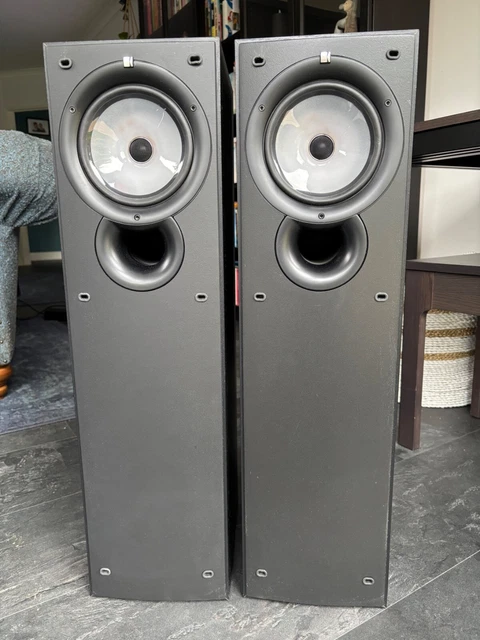 KEF Q35 FLOORSTANDING speakers, compact and powerful. Great sound ...