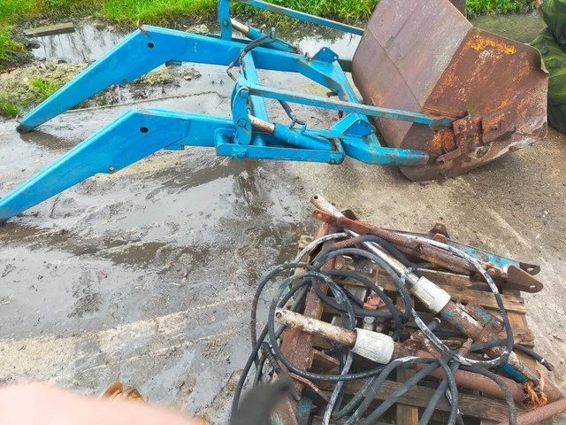 FORD 4600 LOADER small holding yard vintage on road **NO VAT** £600.00 ...