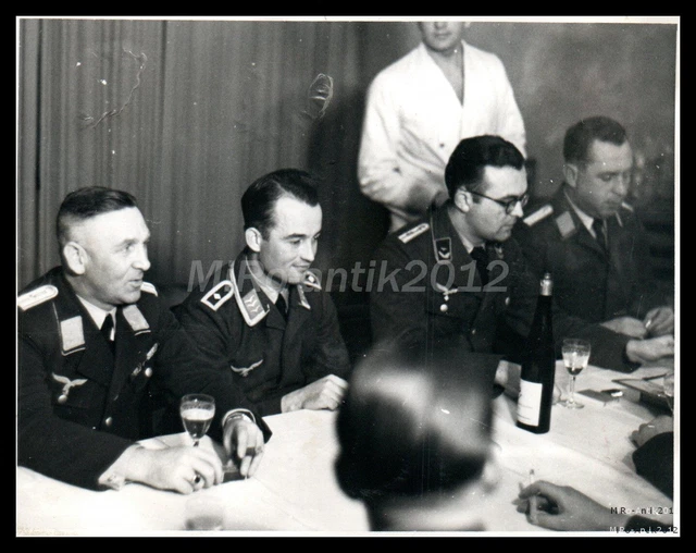 FOTO, NACHL.MAJ.LW. HORST Wunderlich, NOR, die Offz. beim Dinner 3 ...