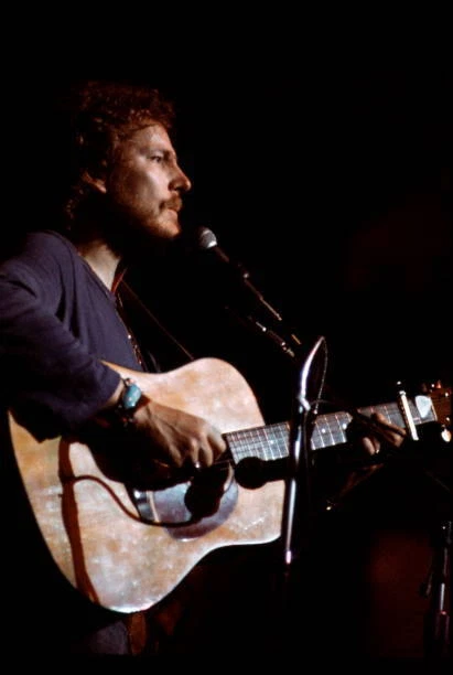 GORDON LIGHTFOOT PERFORMS On Stage 1973 2 Old Music Photo EUR 6,62 ...