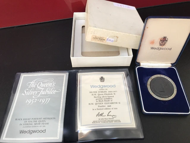 WEDGWOOD COMMEMORATIVE QUEEN Elizabeth II Medallion Black Basalt In Silver frame £79.99 ...