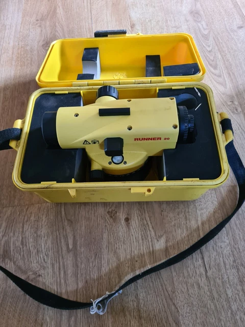 LEICA GEOSYSTEMS RUNNER 20 Surveyors Level No Tripod With Case With ...