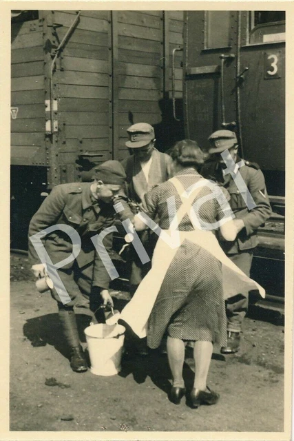 FOTO WKII 97.JÄGER-DIV. Spielhahnfeder Bahnhof Verköstigung Poprad Tara ...