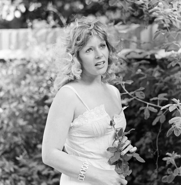 MARY MILLINGTON ACTRESS and model pictured at home in Putney Old Photo ...