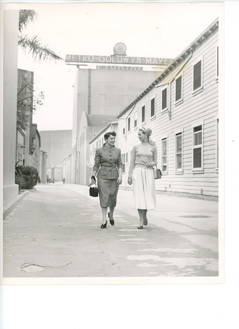 4-VINTAGE 8X10 PHOTOS Inconnu Starlet Touring The Mgm Lot Avec Louella ...
