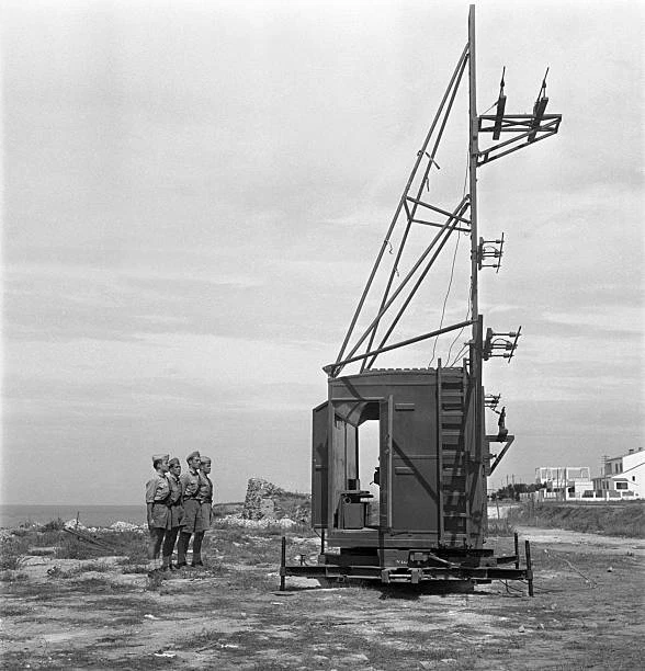 SOLDIERS ITALIAN ARMY watching radar station while practicing an a- Old ...