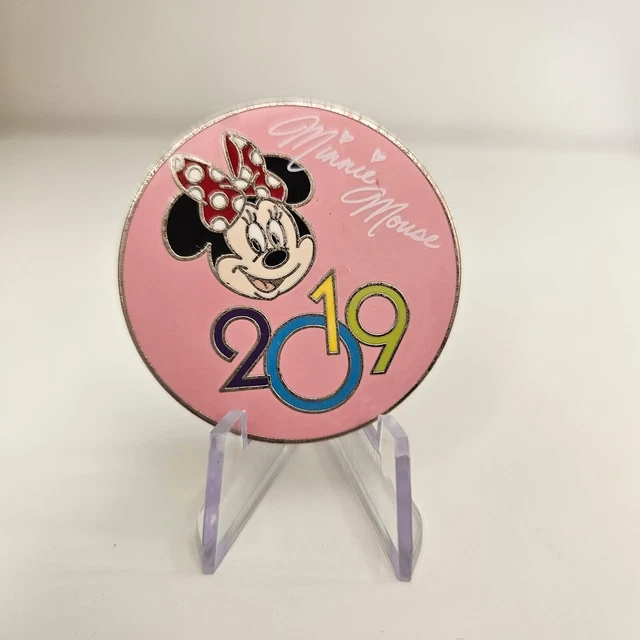 WDW DISNEY 2019 Characters Round Pin Badge Signature Minnie Mouse £14. ...