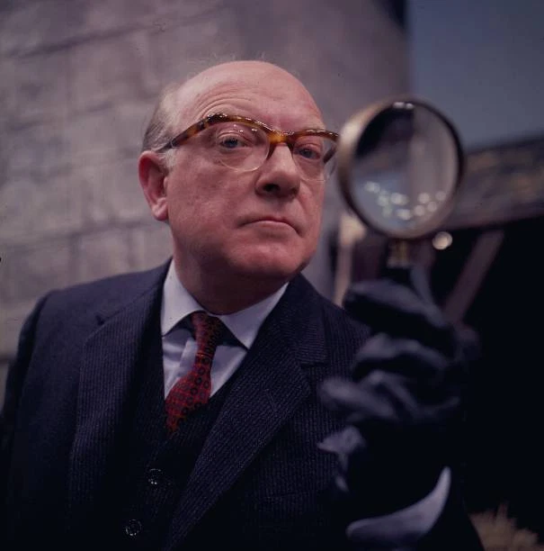 ARTHUR LOWE HOLDING A Magnifying Glass In A Scene From The Tv 1960s Old ...