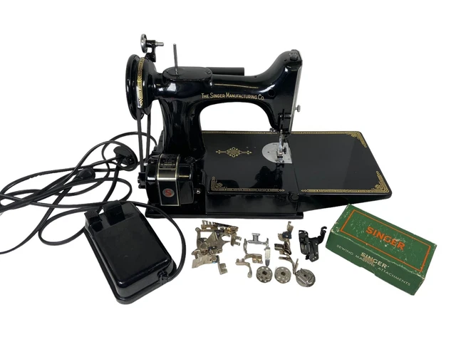 1951 SINGER 221 Featherweight Sewing Machine plus extra's. Beautiful ...