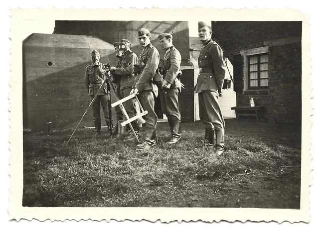 ORIG.FOTO, WH SOLDATEN vor Bunker Bunkeranlage mit Gasmaske Ausrüstung ...