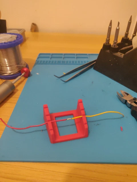 MINI SOLDERING HELPER Stand Helping Hand Wire Holder 3D Printed RED EUR ...