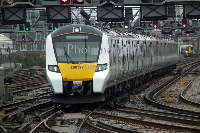 CLASS 700 700122, 12 car EMU, in South Eastern White at London Bridge £ ...