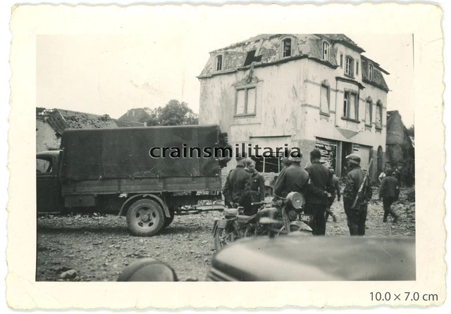 ORIG. FOTO SOLDATEN m. Beute Krad Motorrad Gefangene in Belgien ...