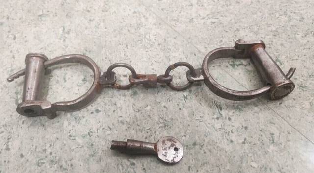 MENOTTES ANCIENNES CLÉ Vintage Menottes Et Manilles En Fer 12'' EUR 41 ...
