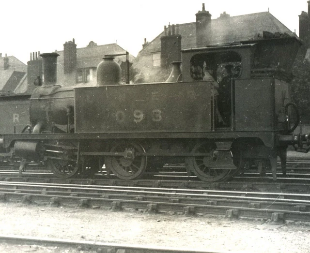 ANTIQUE TRAIN POSTCARD LNER 093 steam locomotive at Yarmouth railway ...