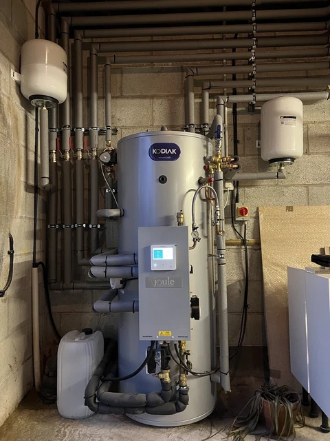 SAMSUNG AIR SOURCE Heat Pump And Hot Water Cylinder , Supplied ...
