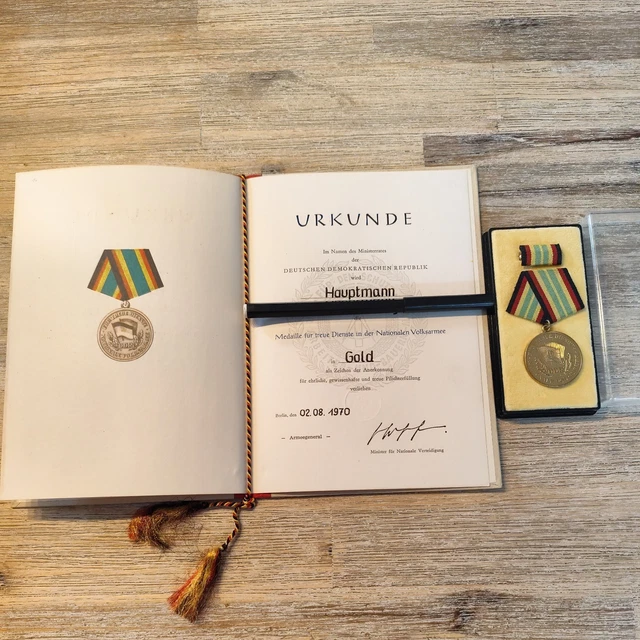 ORIGINAL MEDAILLE MIT Etui und Urkunde NVA DDR Gold treue Dienste ...