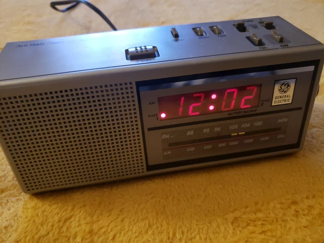 VINTAGE GE AM FM Clock Radio Two Wake Times Model# 7-4637A WORKS $14.99 ...
