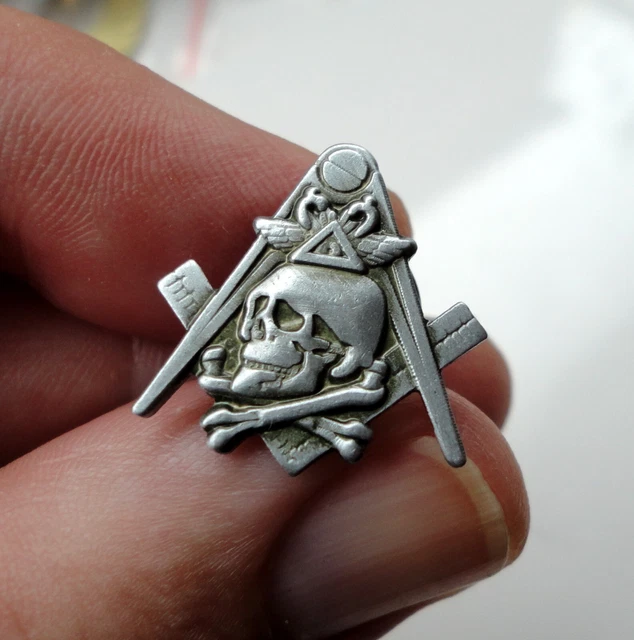 FREEMASON MASONIC SKULL Cross Bones pin badge Square Compass Hiram ...