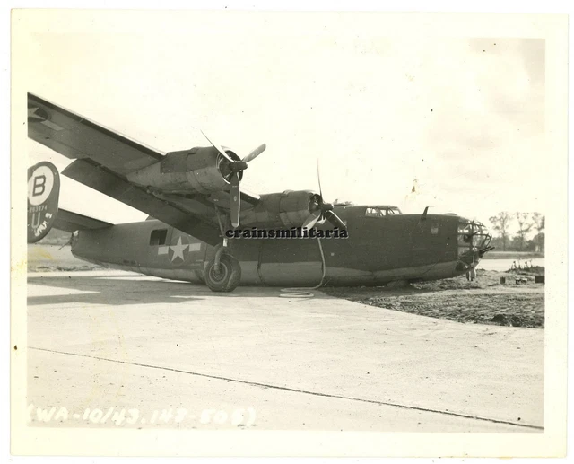 ORIG. FOTO USAAF Flugzeug B-24 Bomber Wrack am Flugplatz WATTON England ...