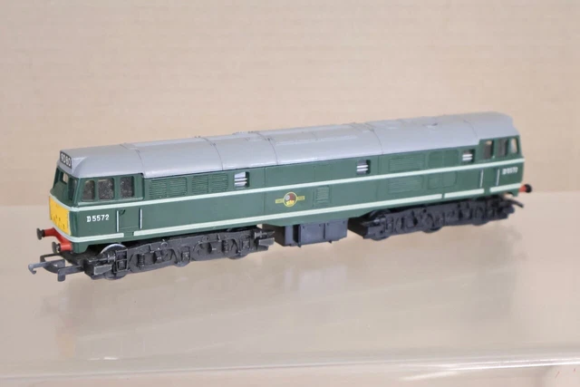 TRIANG HORNBY R357 BR GREEN A1A-A1A CLASS 31 DIESEL LOCOMOTIVE D5572 oj ...