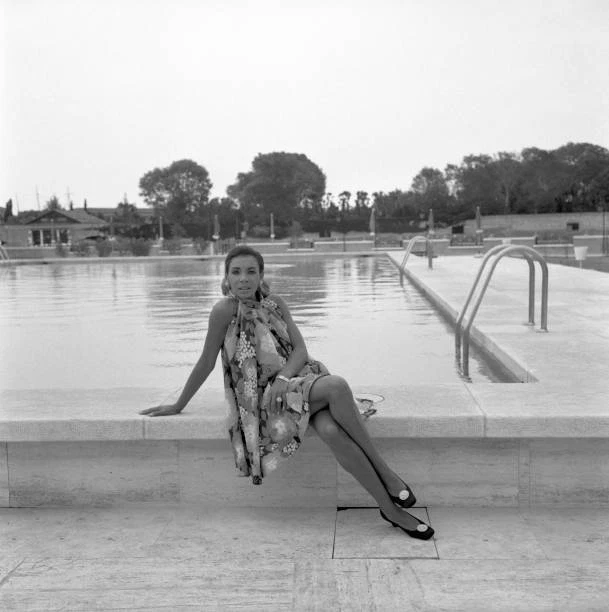 WELSH SINGER SHIRLEY Bassey Sitting On The Edge Of A Swimming Po - 1970 ...