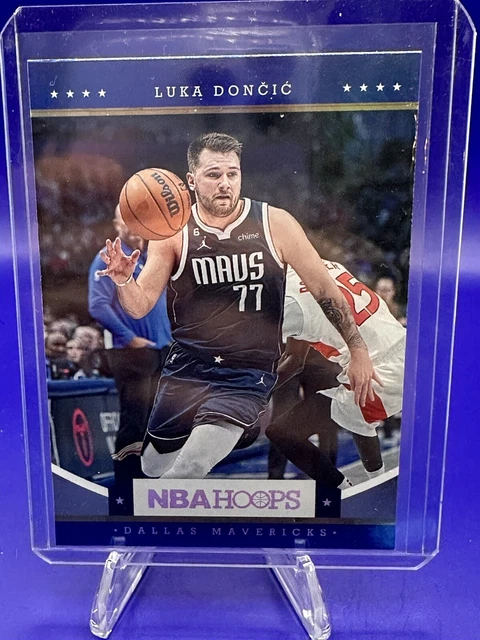 2023-24 NBA HOOPS Luka Doncic Hoops Throwback Inserto Olografo Argento #11 Mavs EUR 2,04 ...