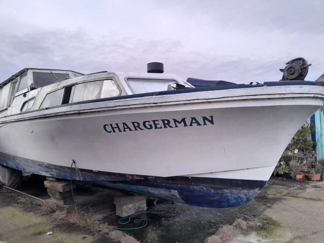 BOAT, 32FT FIBREGLASS cruiser, twin engine, princess, tiny home £3,500. ...