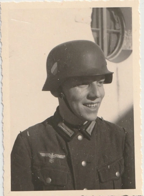 WW2 FOTO WEHRMACHT Soldat Stahlhelm Uniform Jung Portrait EUR 1,00 ...
