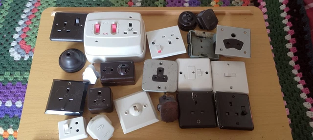 JOB LOT VINTAGE Bakelite 3 Pin Switched Electrical Socket RoundMK ...