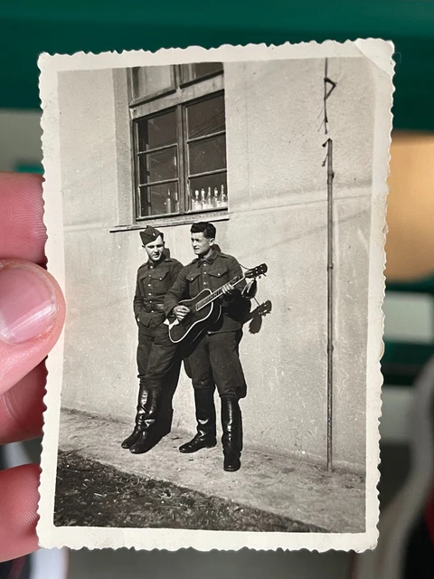 2 WELTKRIEG FOTO slowakei soldaten vor kaserne mit gitare 1943 ... 2 WELTKRIEG FOTO slowakei soldaten vor kaserne mit gitare 1943 ...