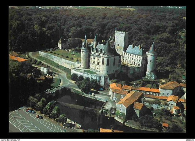 16 - LA Rochefoucauld - Le Château - Vue aérienne - CPM - Voir Scans ...