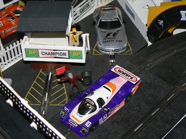 SCALEXTRIC K/704 CLASSIC Vintage Marshals' Building +2 Staff Figures ...