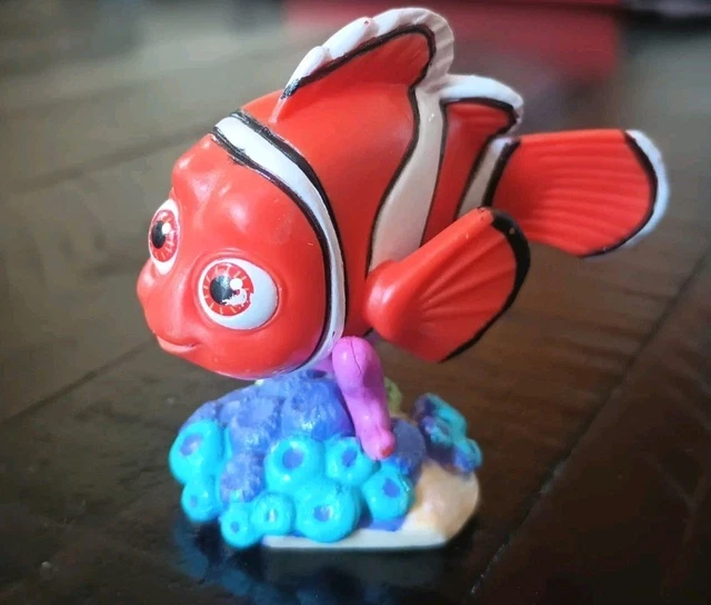 DISNEY PIXAR FINDING NEMO Fish Figure Toy Figurine on Water Plants ...