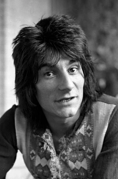 SINGER RON WOOD in his suite at Beverly Wilshire Hotel after it wa- Old ...