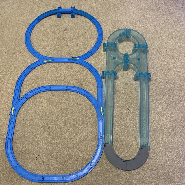 TOMY TRACKMASTER THOMAS And Friends Rail And Road Airport Track Set £4. ...