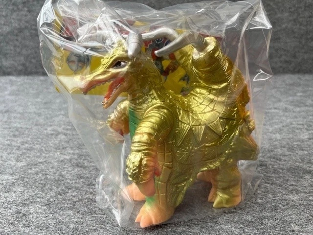 BULLMARK REISSUE ULTRAMAN A Broken Catalog Color Hakaba no Garou Sofubi ...