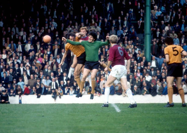 WOLVERHAMPTON WANDERERS GOALKEEPER Phil Parkes 1970 Football Club Old ...