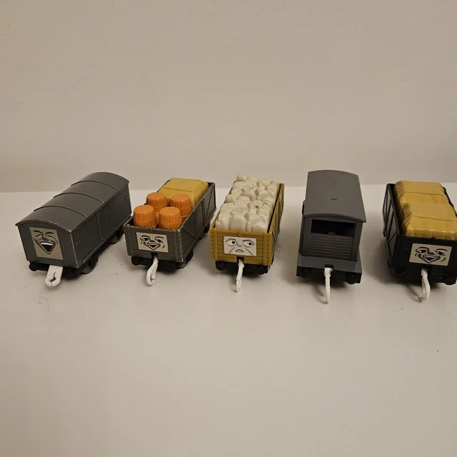 THOMAS THE TANK Engine Tomy Trackmaster Troublesome Trucks With Cargo ...