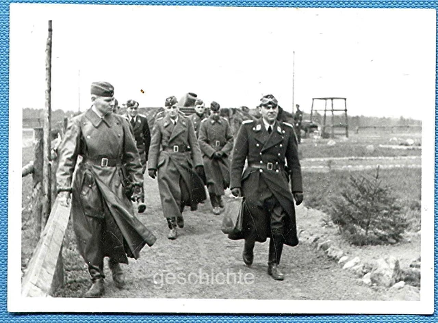 FOTO, OBERST DER Luftwaffe auf dem Rückweg von einer Lagebesprechung ...