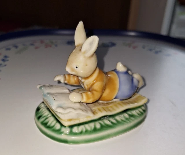 VINTAGE CERAMIC PETER Rabbit Reading Figurine, Enesco Collectable £1.45 ...