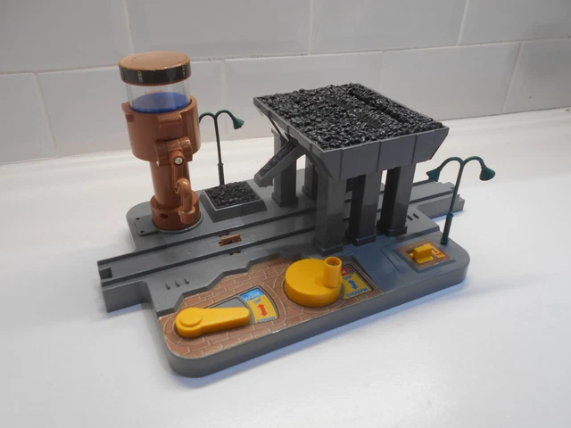 TOMY TRACKMASTER THOMAS the tank engine water tower and coal loader £10 ...