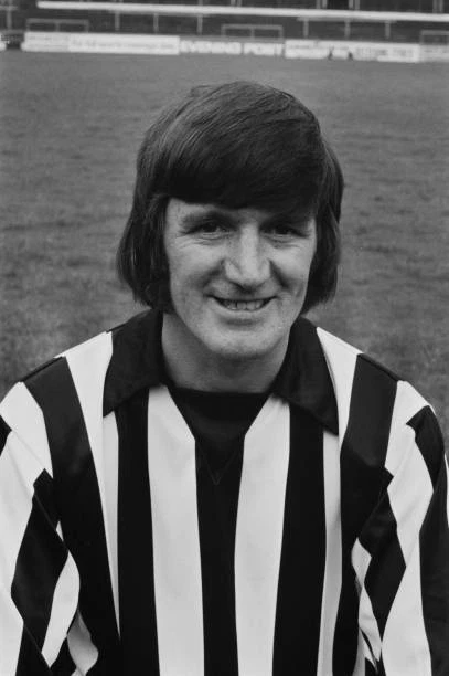 WILLIE CARLIN OF Notts County FC at 1973-74 football season OLD PHOTO ...