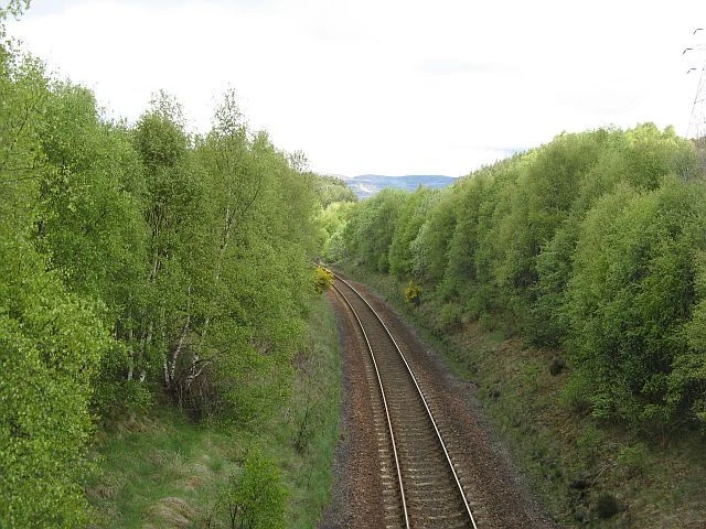 PHOTO 6X4 HIGHLAND Railway Etteridge Continuing its descent through ...