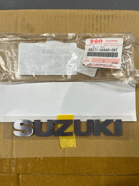 NUOVO ORIGINALE SUZUKI Gsf600 Gsf1200 Bandit Serbatoio Emblema Argento ...