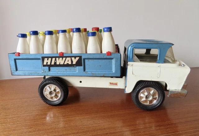 ORIGINAL VINTAGE*TRI-ANG (TRIANG) HI-WAY Milk Truck*Complete with milk ...