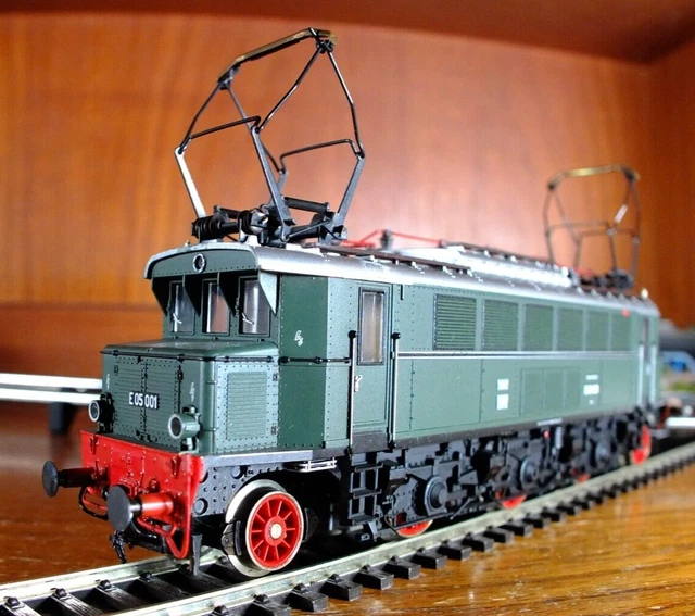 TRIX 52 2440 00 HO gauge DR E05 electric locomotive in green livery £95 ...