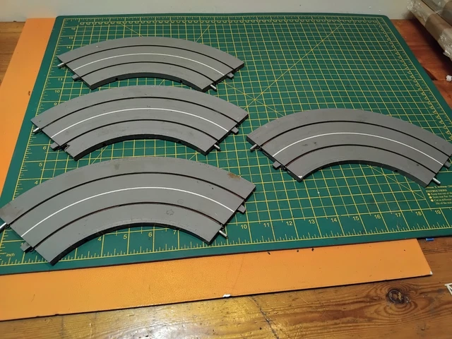 TRIANG MINIC MOTORWAYS grey 90º degree curved track (M1611) - 4 pieces ...